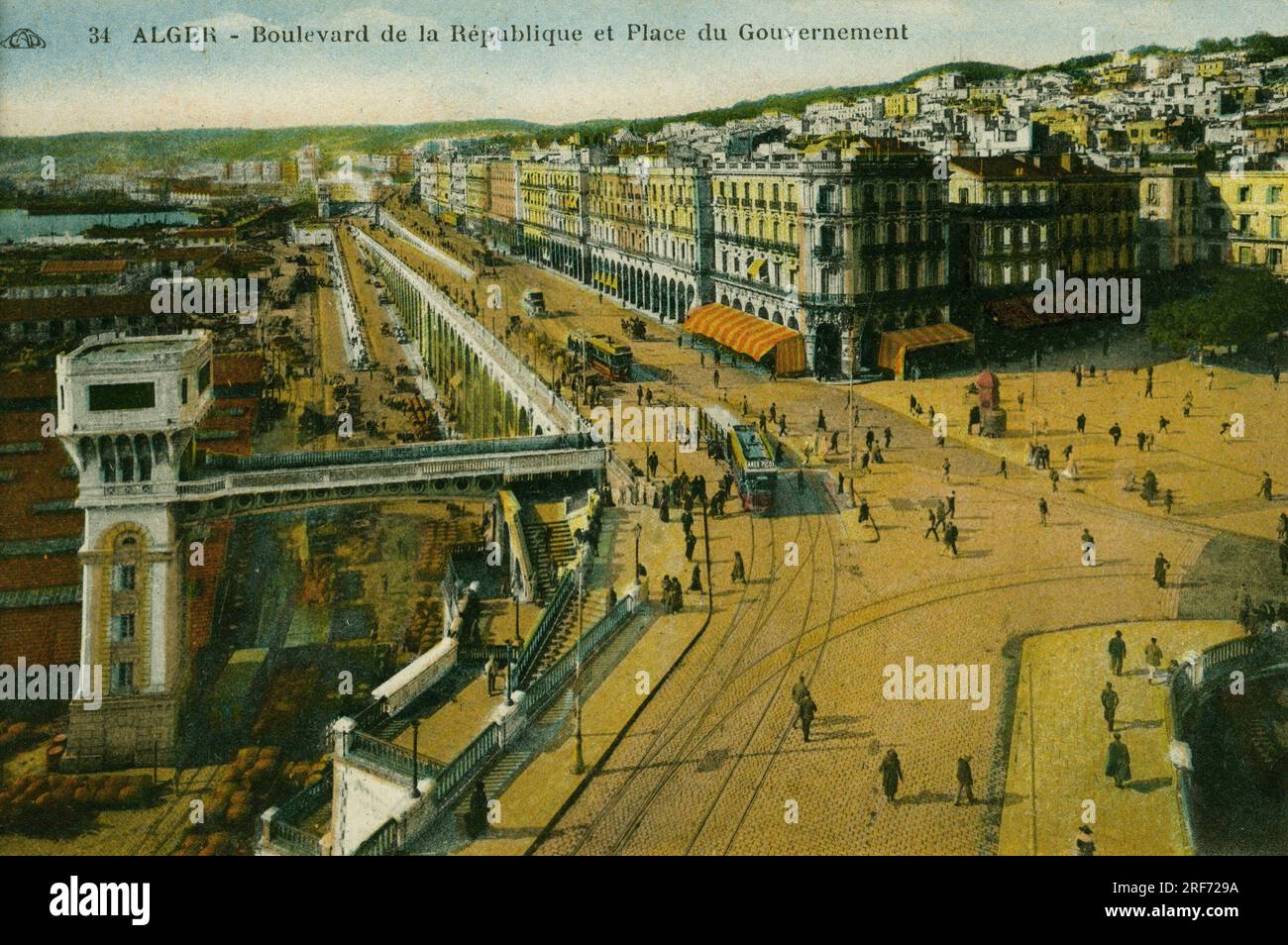 Le tramway sur le boulevard de la Republique et la place du ...