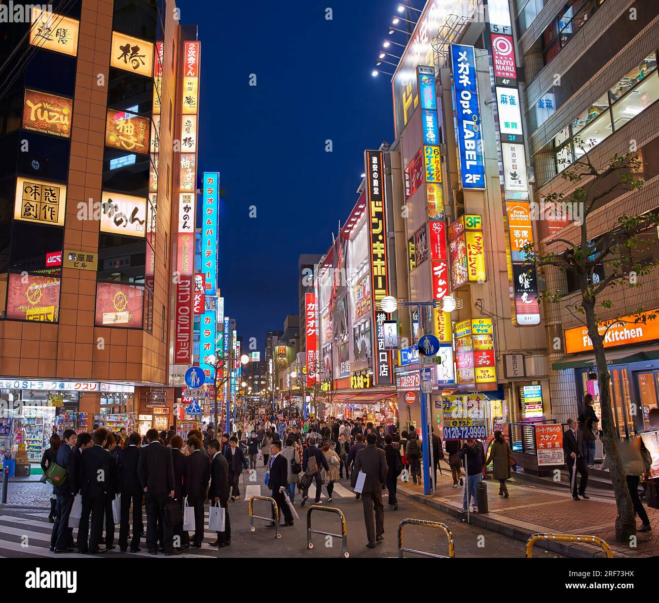 Yokohama 's popular nightlife district at Minamisaiwaibashi Bridge ...