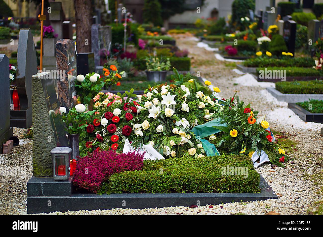 Ein Friedhof, mit Blumenschmuck im Herbst, Totensonntag, Allerheiligen ...