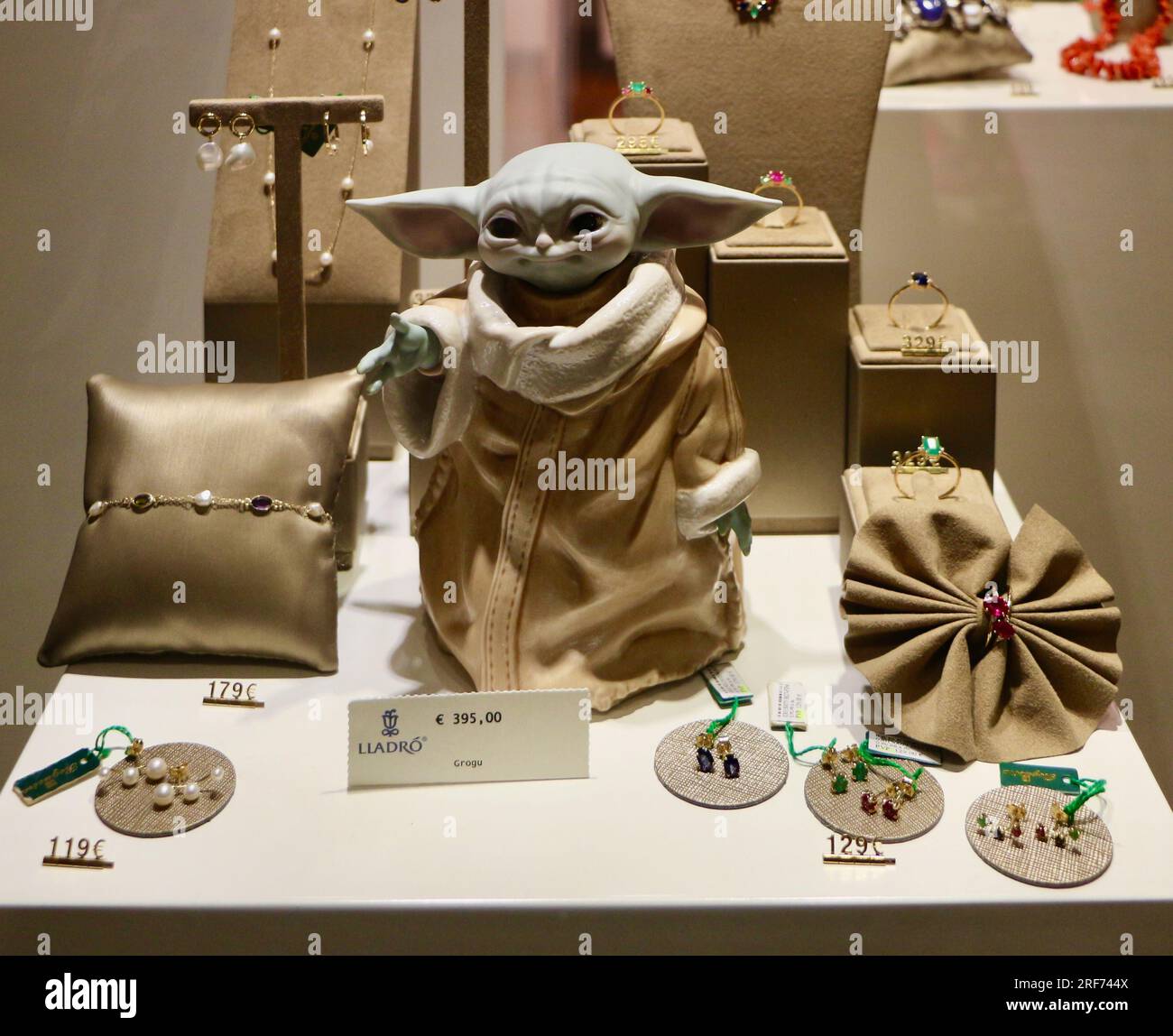 Hard-paste porcelain Lladro hand made Din Grogu Baby Yoda sculpture in ...
