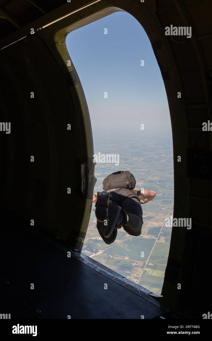 Members of the U.S. Special Operations Command (USSOCOM) Parachute Team, Para-Commandos, jumped ...