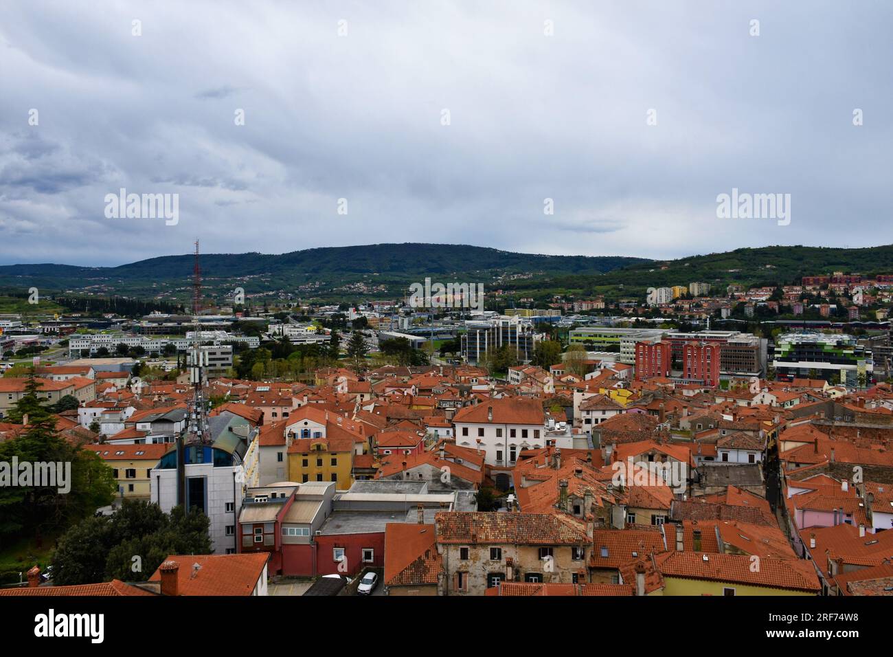 Hills behind buildings hi-res stock photography and images - Alamy
