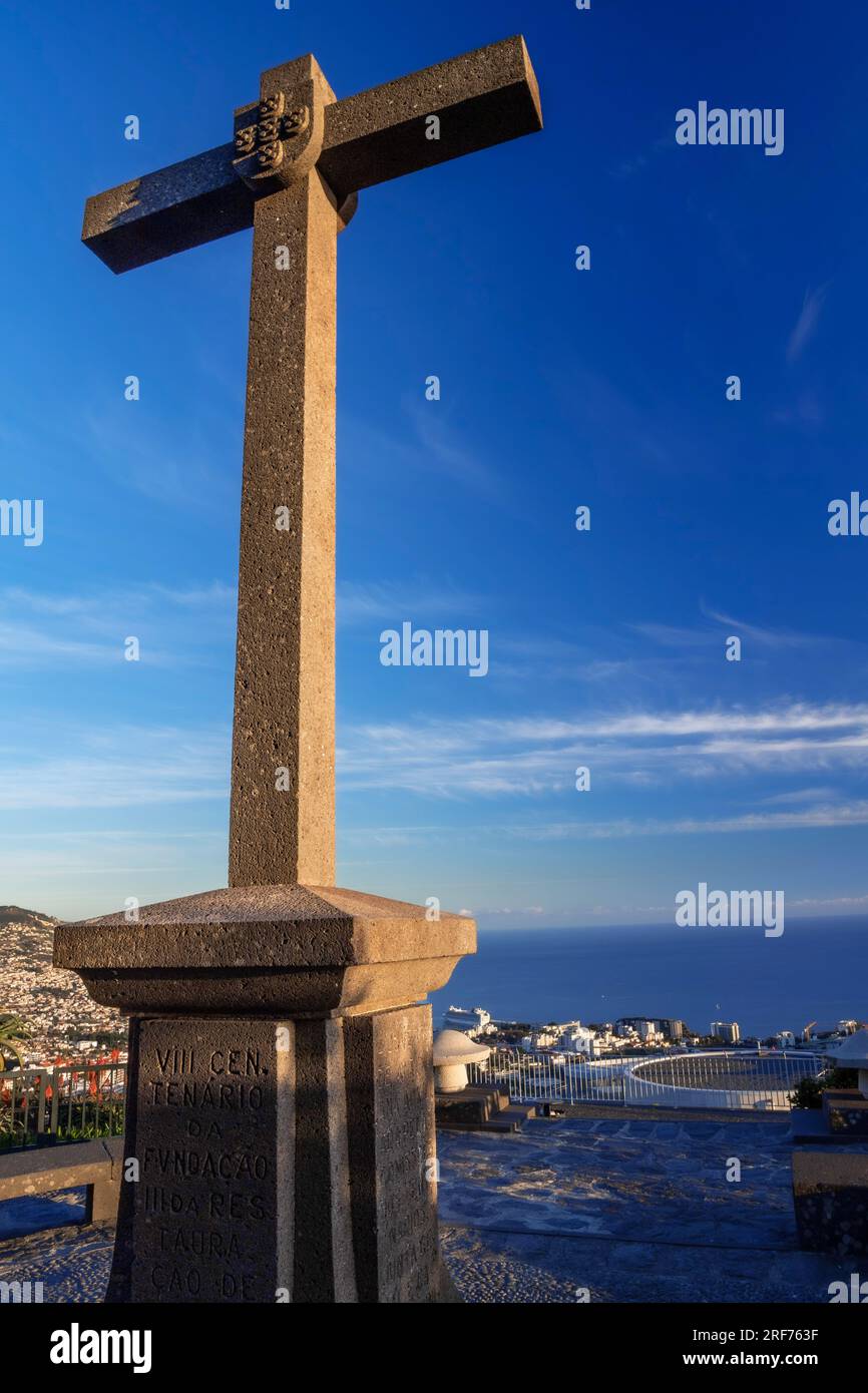 Kreuz am Miradouro Pico dos Barcelos Funchal, Insel Madeira, Portugal ...