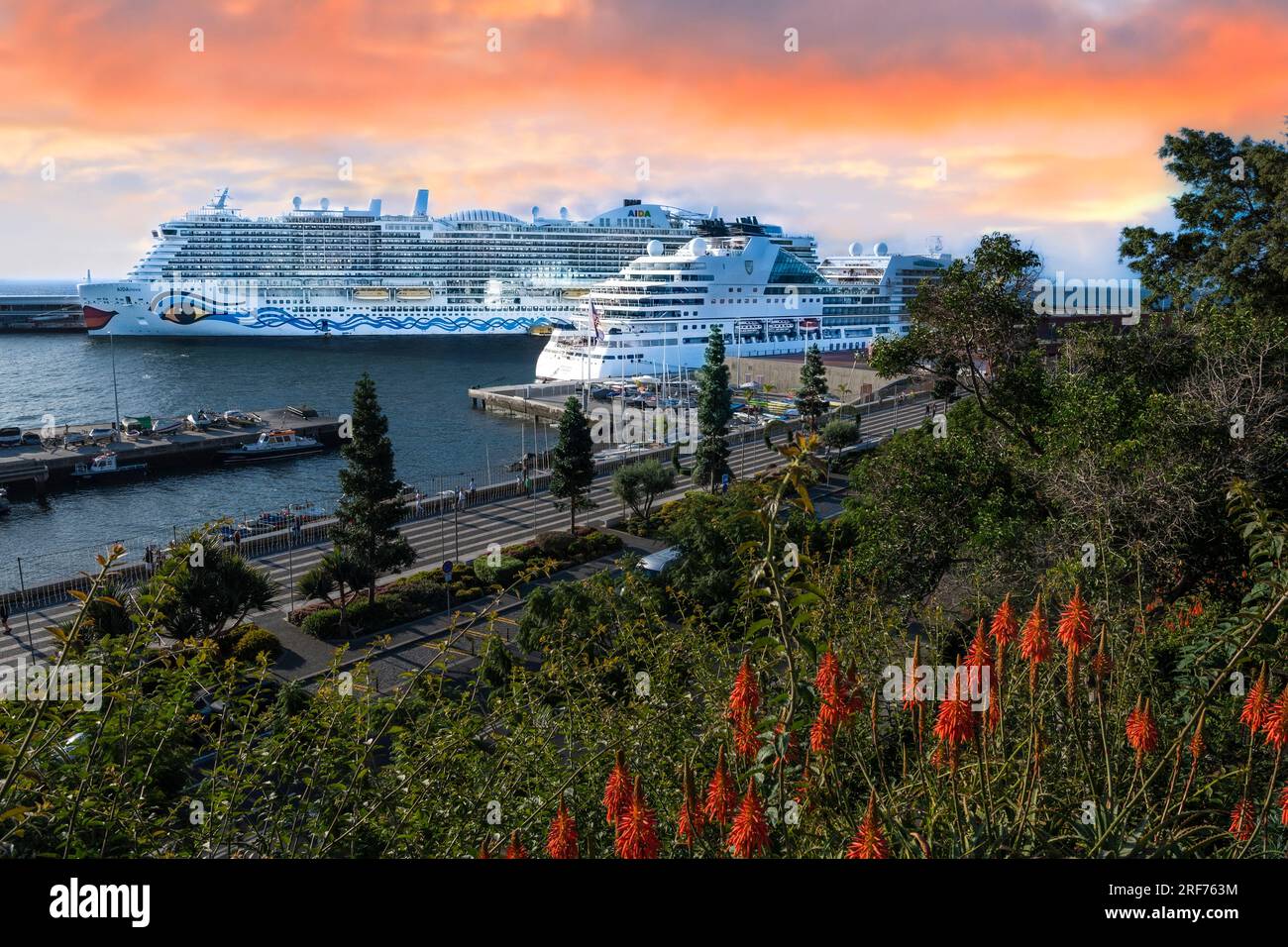 Kreuzfahrtschiff, Aida nova im Hafen bei Sonnenaufgang, Funchal, Insel ...