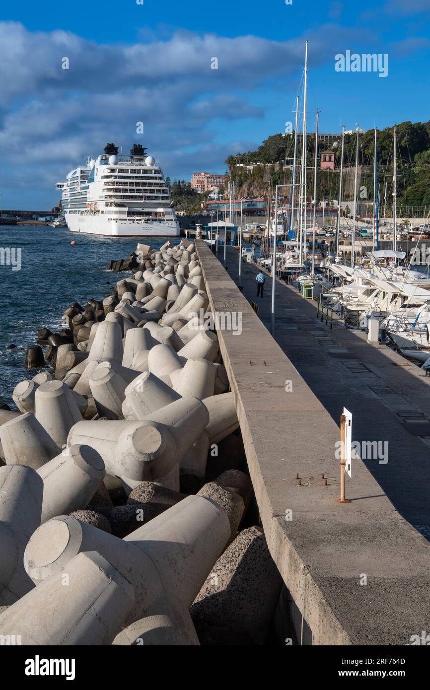 Küstenmaueran der Marina mit Tetrapoden als Schutz, Funchal, Insel ...