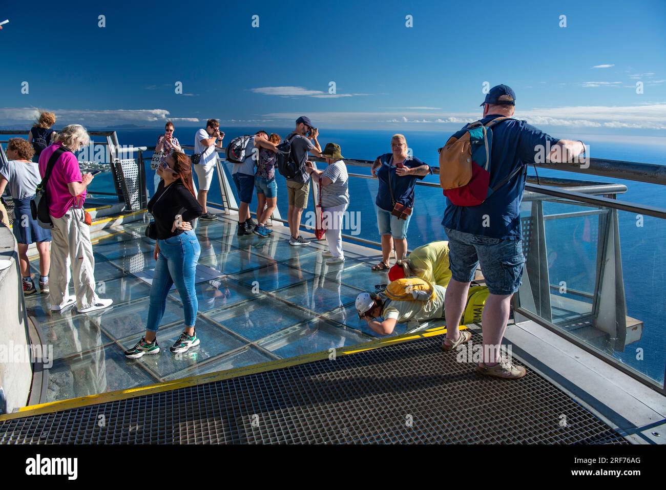 Touristen betrachten die Aussicht vom Glasboden-Skywalk, Cabo Girao ...