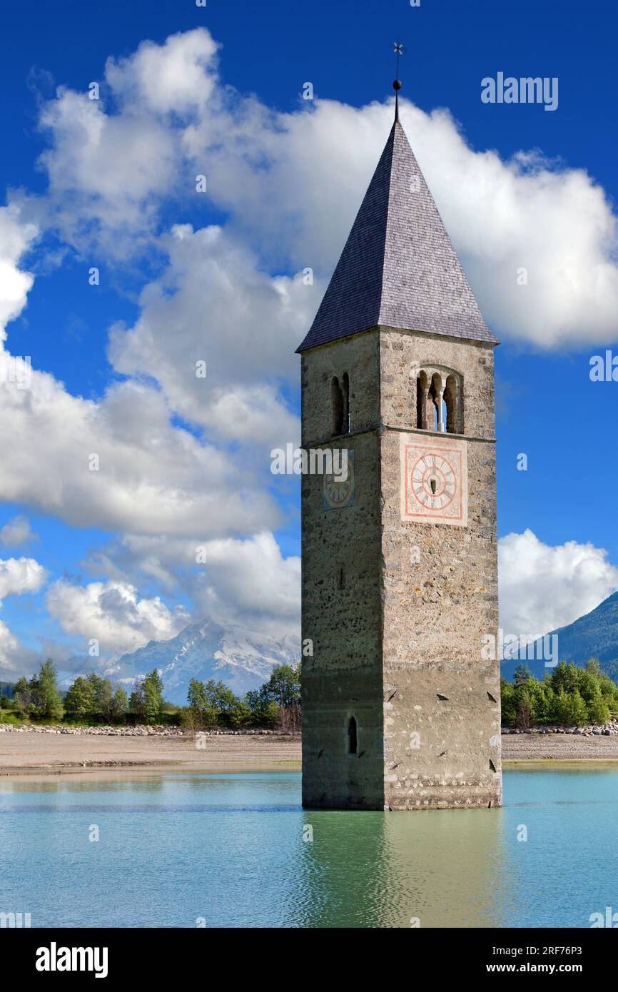die versunkene Kirche von Alt-Graun im Reschensee, Vinschgau, Suedtirol ...