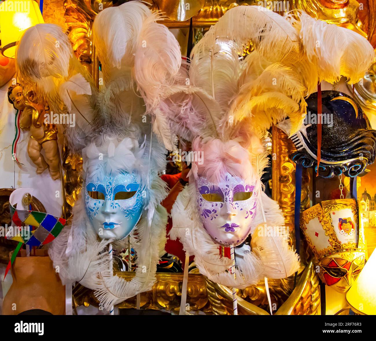 Handgefertigte venezianische Masken in einem Geschäft einer Manufaktur ...