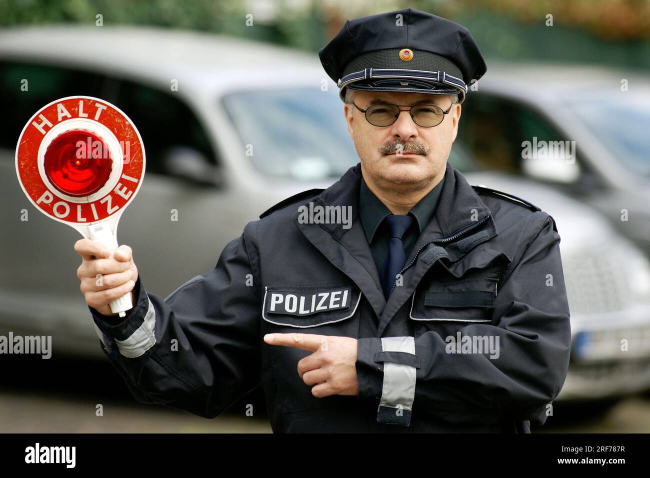 Ein Polizist mit Polizeikelle, Deutschland, neue Uniform, Halt, Polizei ...