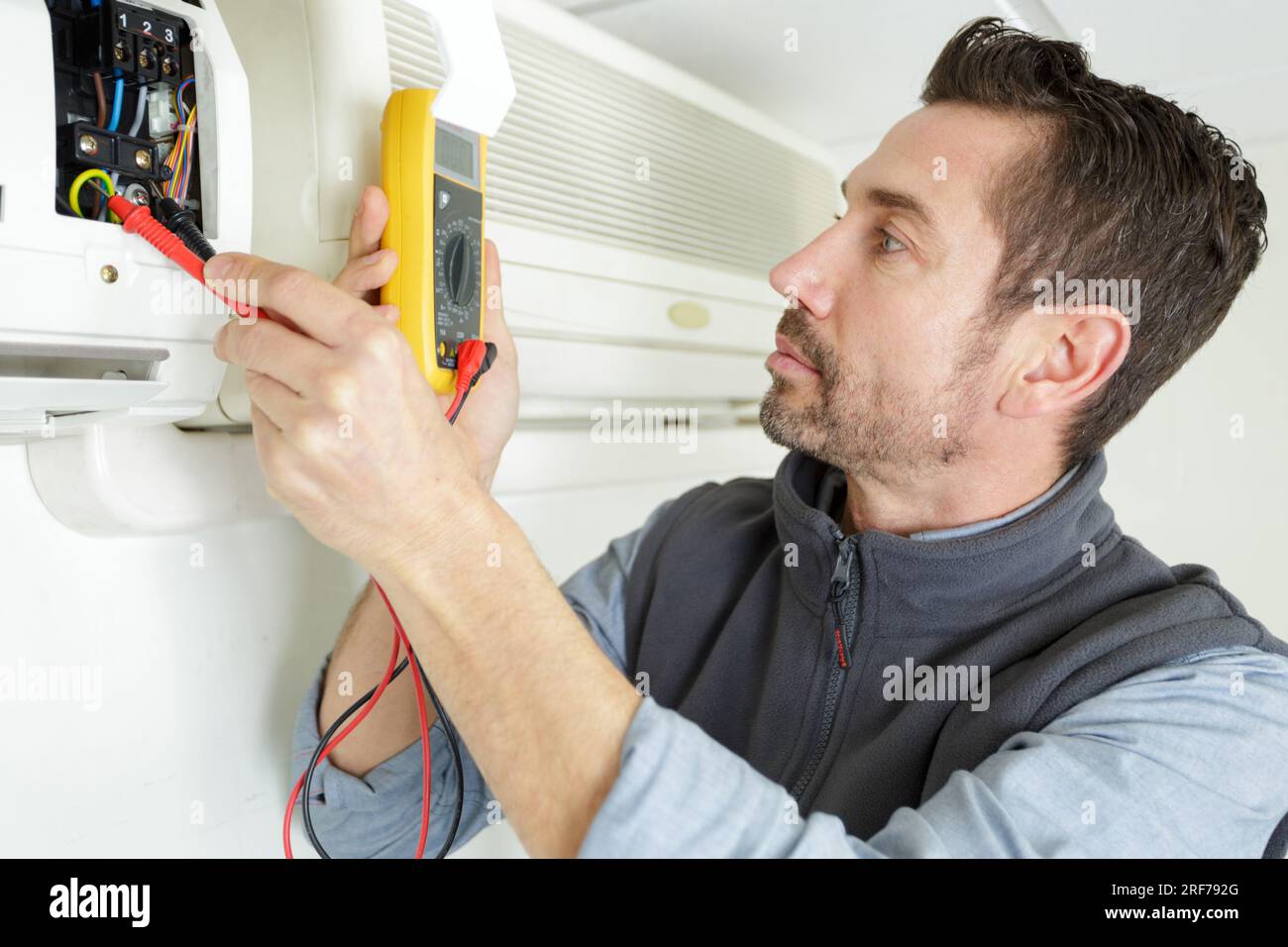 handyman repairman conducting residential hvac repair Stock Photo - Alamy