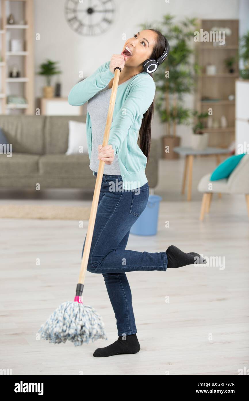 Woman standing tv wall hi-res stock photography and images - Alamy