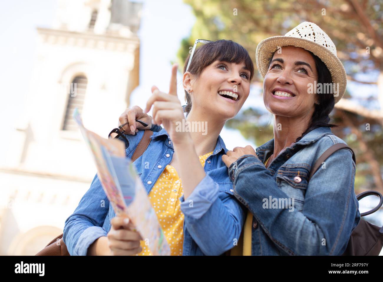 Helping tourist map hi-res stock photography and images - Alamy