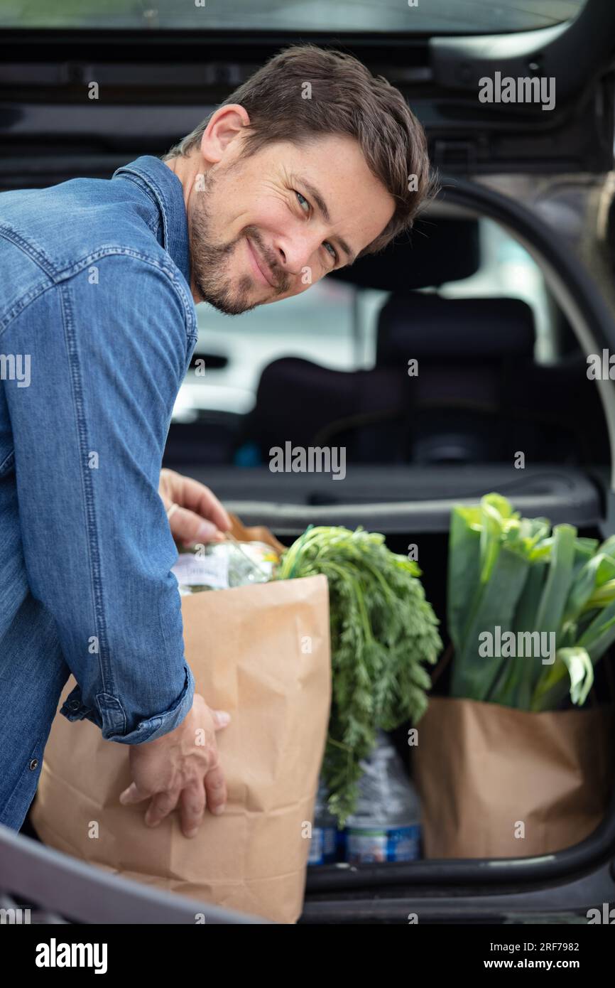 Putting groceries in car hi-res stock photography and images - Alamy