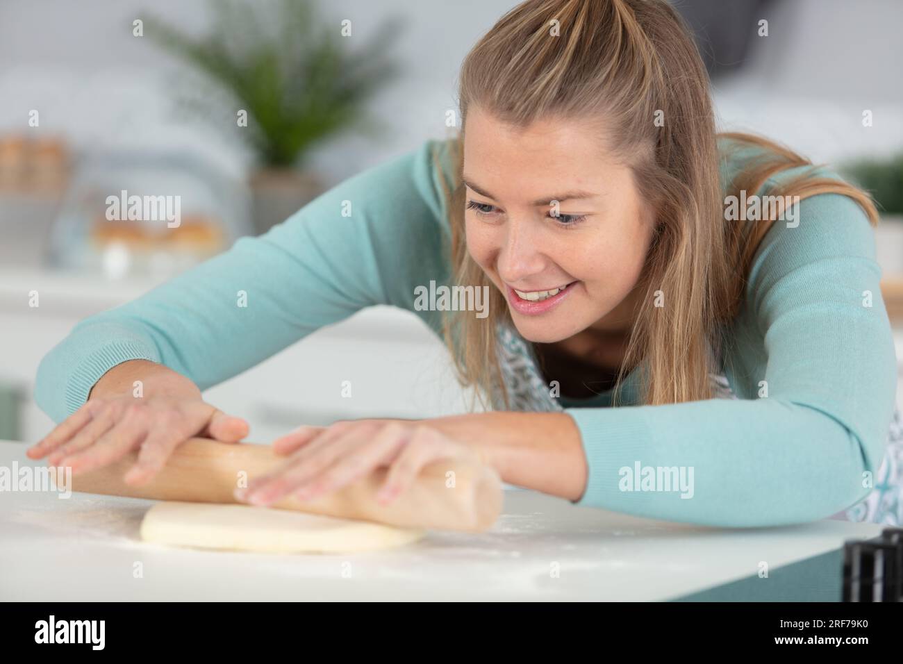 Lady pastry chef in hi-res stock photography and images - Alamy