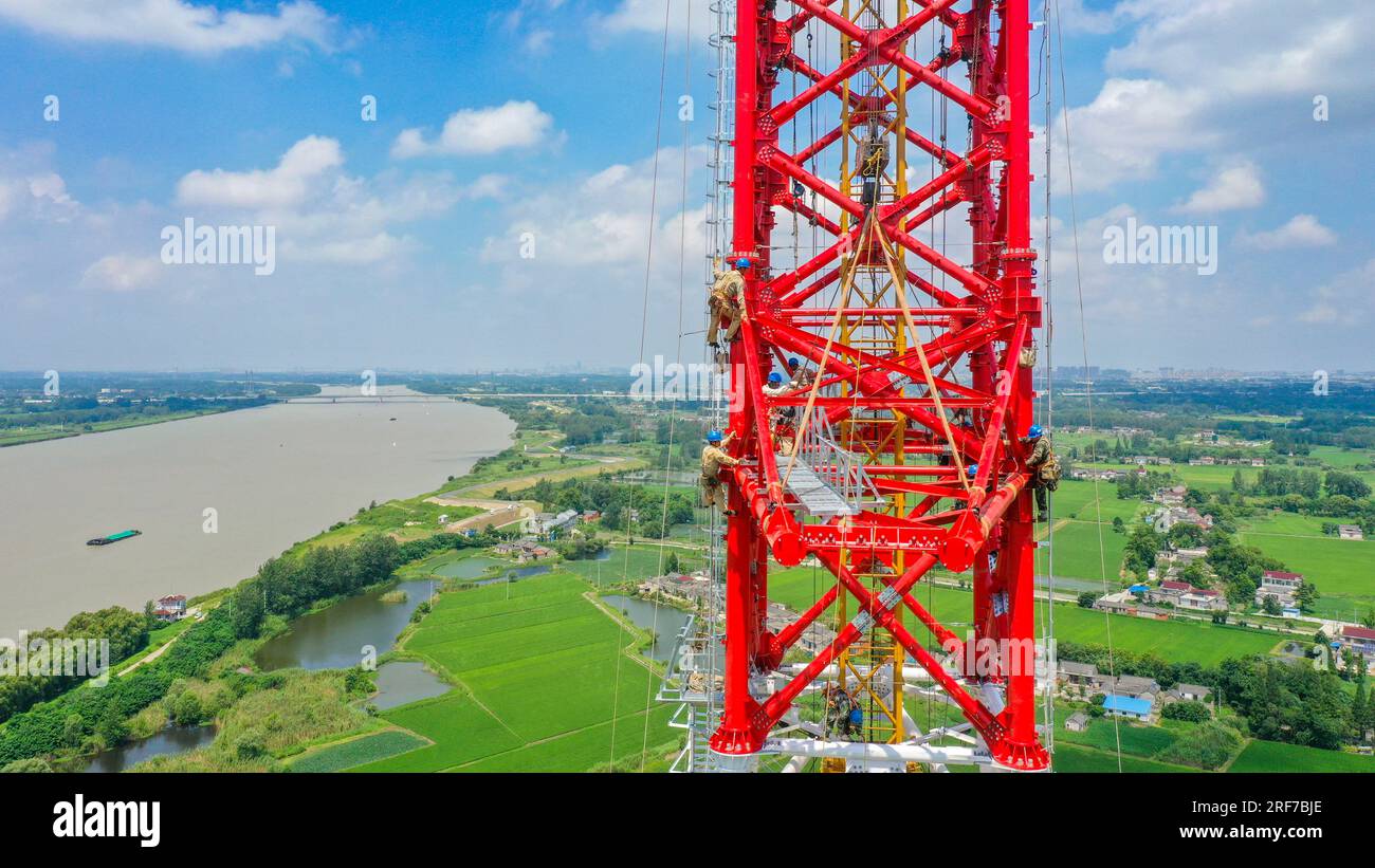 YANGZHOU, CHINA - AUGUST 1, 2023 - Construction workers set up a steel ...