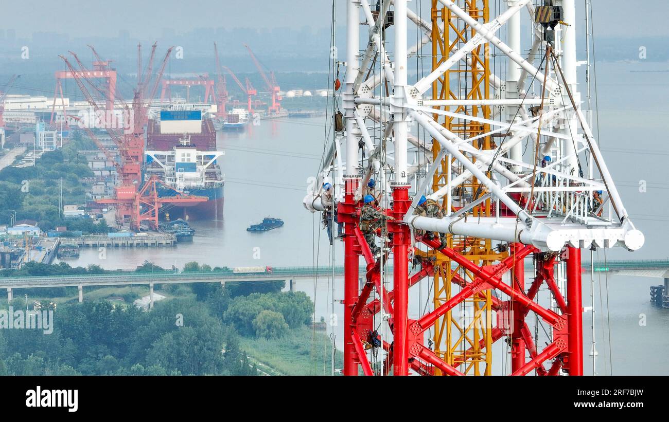 YANGZHOU, CHINA - AUGUST 1, 2023 - Construction workers set up a steel ...