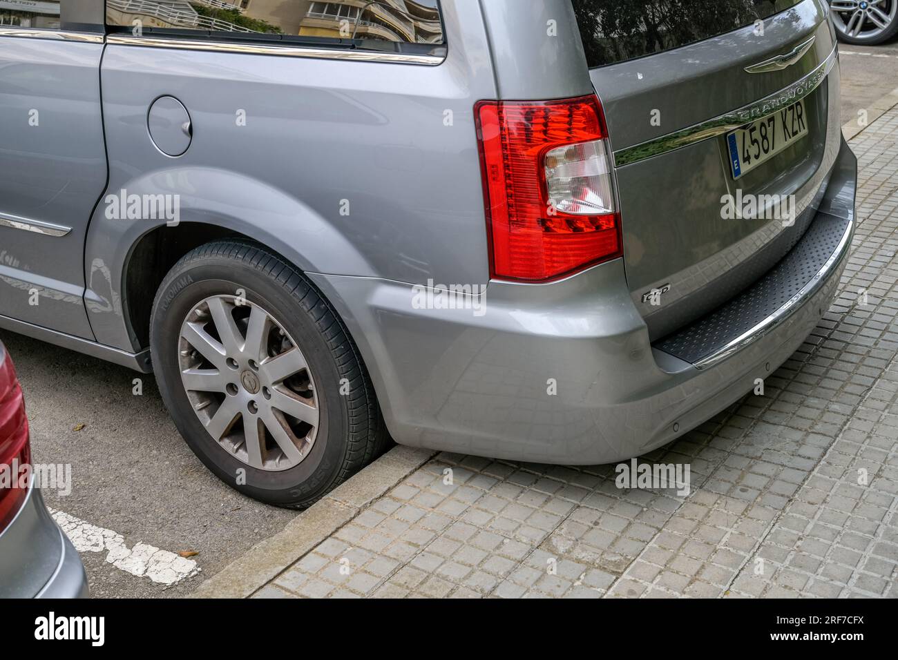 Bordstein parken hi-res stock photography and images - Alamy