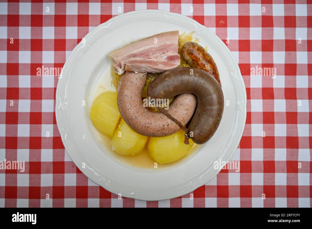 Fleischerteller mit Wellfleisch, Rotwurst, Bratwurst, Kartoffeln Stock ...