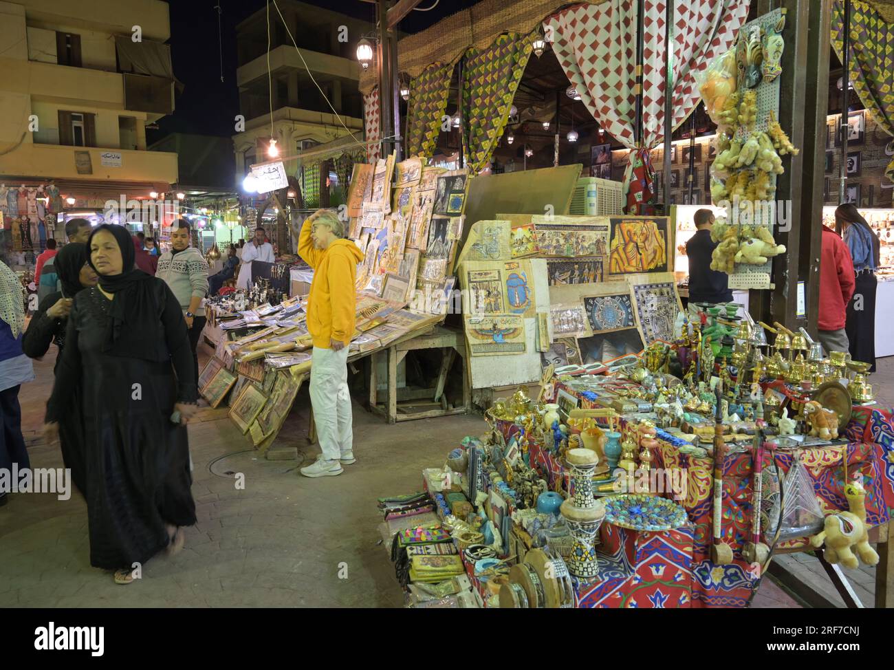 Touristenbasar Ata Bazar, Mabad Al Oksor, Luxor, Ägypten Stock Photo ...