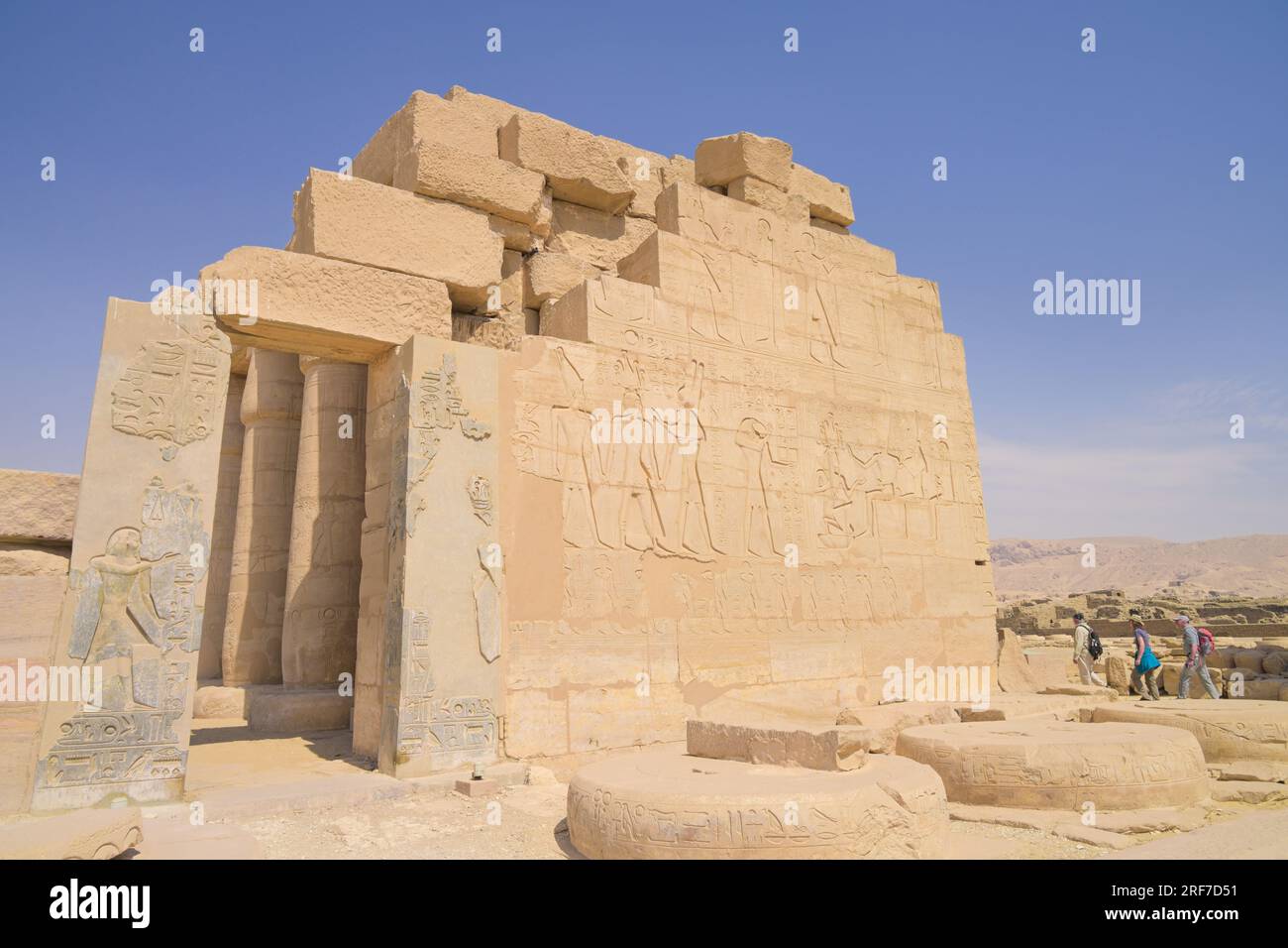 Westliches Vestibül mit Relief Ramses II, Ramesseum, Theben-West ...