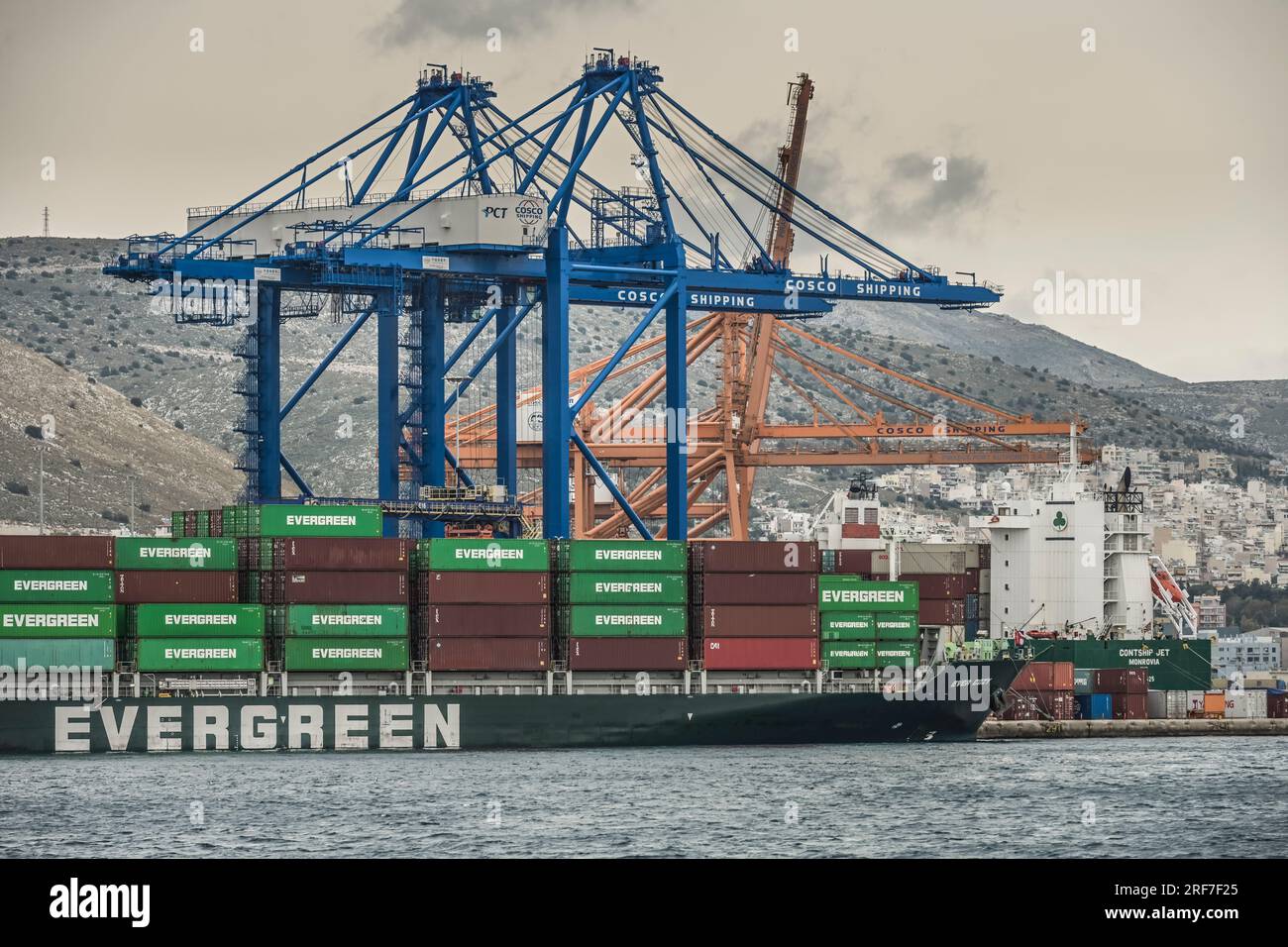 Containerschiff am Kai, Hafen von Piräus, Athen, Griechenland Stock ...