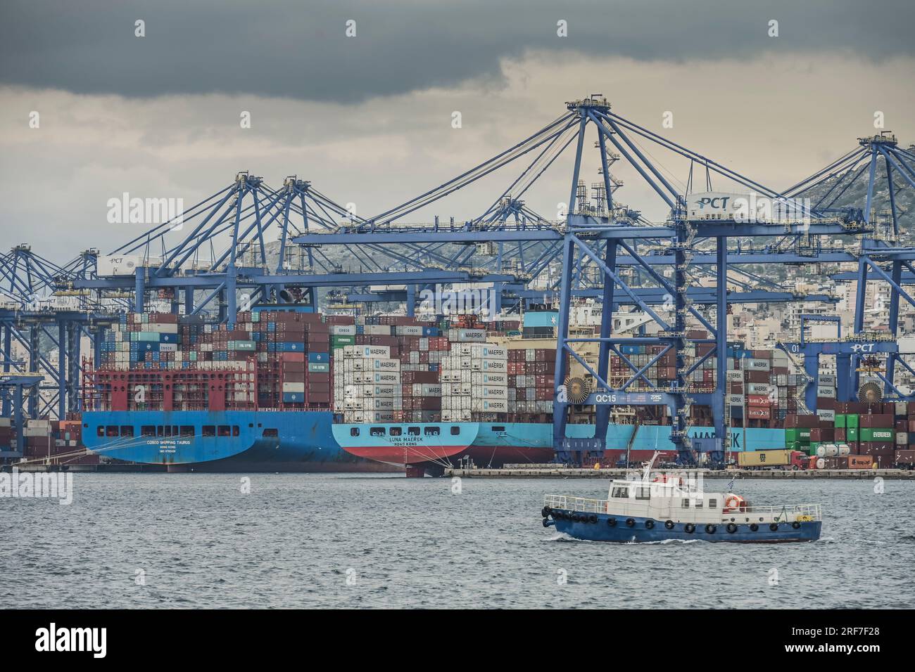 Containerschiffe am Kai, Hafen von Piräus, Athen, Griechenland Stock ...