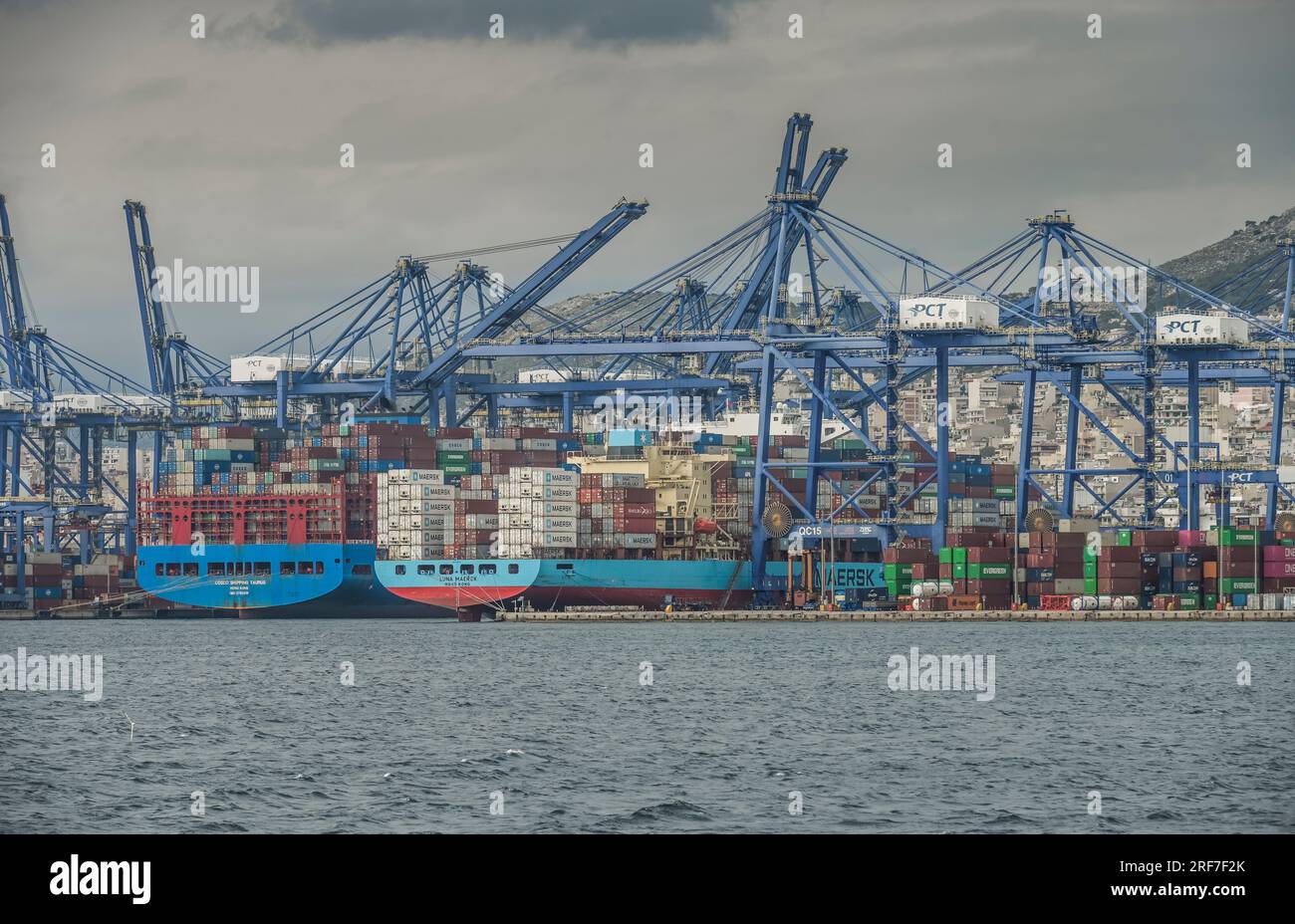 Containerschiffe am Kai, Hafen von Piräus, Athen, Griechenland Stock ...