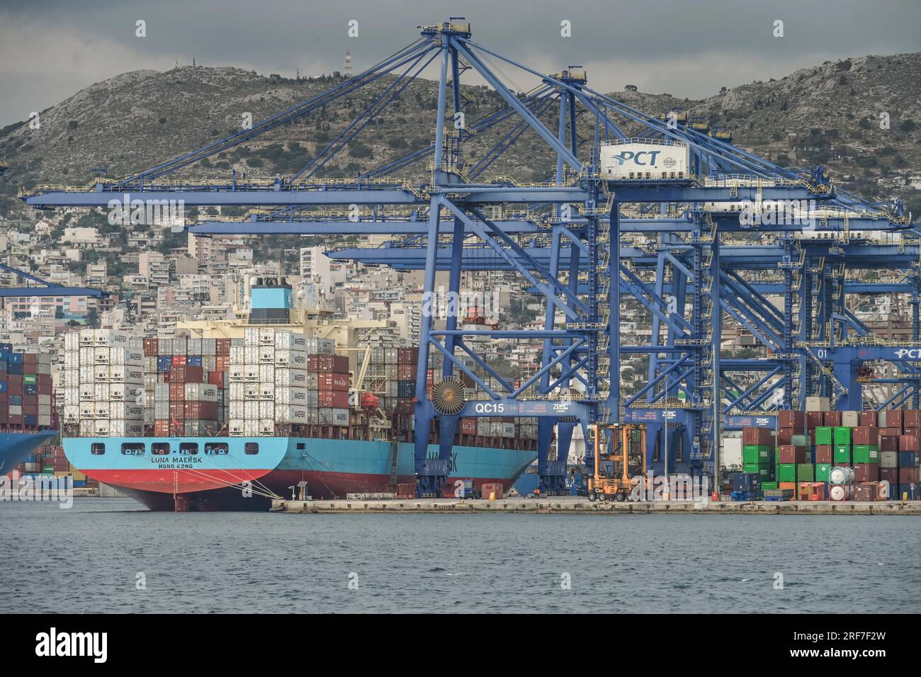 Containerschiff am Kai, Hafen von Piräus, Athen, Griechenland Stock ...