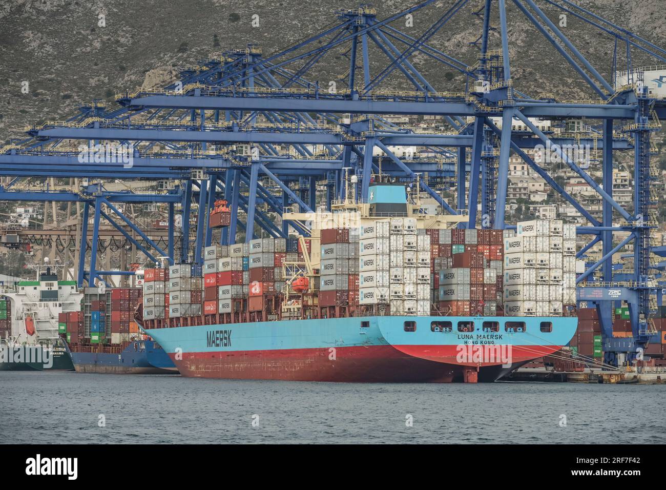 Containerschiffe am Kai, Hafen von Piräus, Athen, Griechenland Stock ...