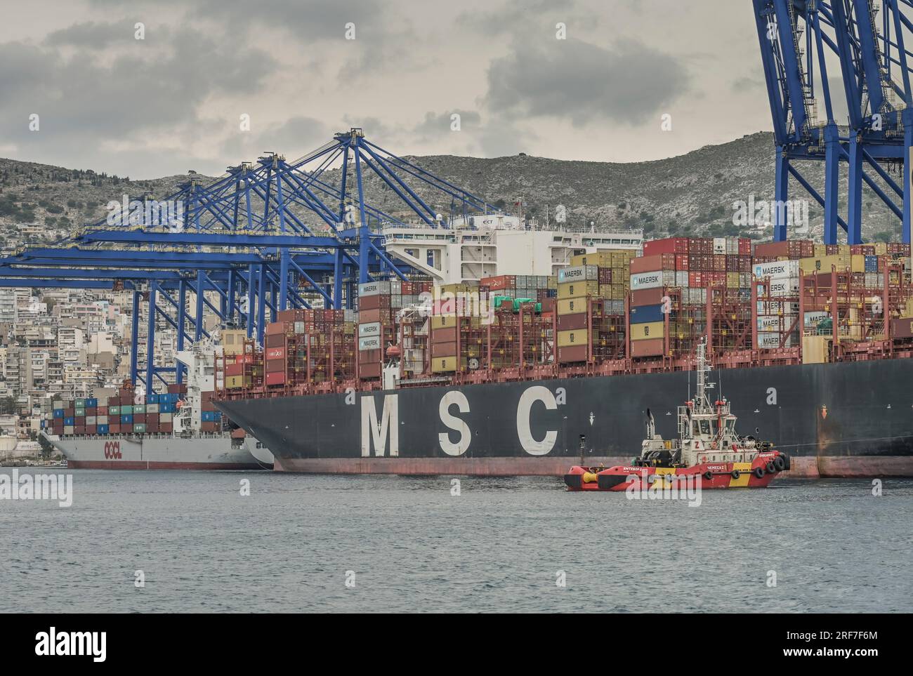 Containerschiffe am Kai, Hafen von Piräus, Athen, Griechenland Stock ...