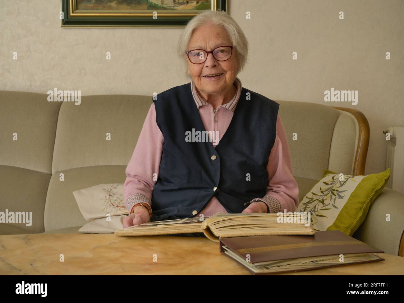 Alte Frau blättert in Fotoalbum - model released Stock Photo - Alamy