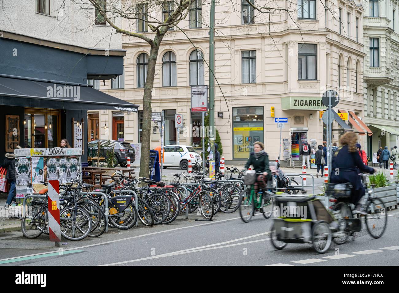 Radfahrer, Bergmannstraße, Kreuzberg, Friedrichshain-Kreuzberg, Berlin, Deutschland *** Local ...