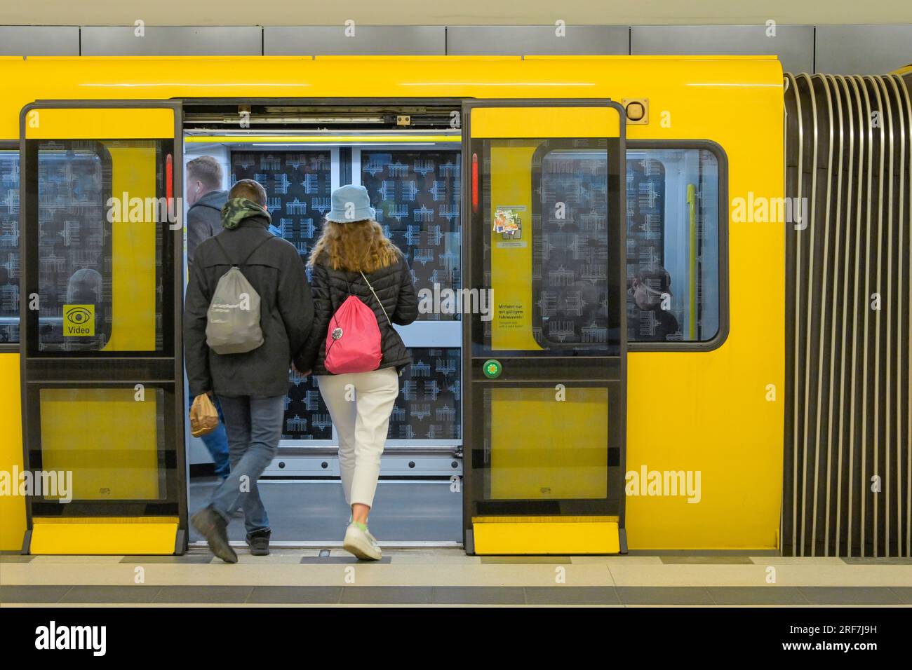 Berliner u bahn brandenburger tor hi-res stock photography and images - Alamy