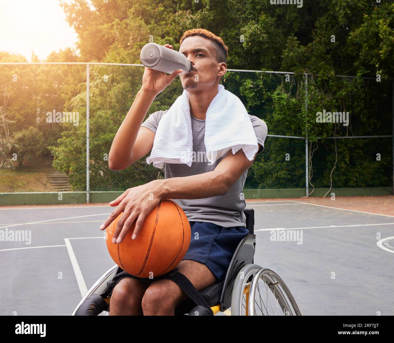 Basketball player drinking water hi-res stock photography and images ...