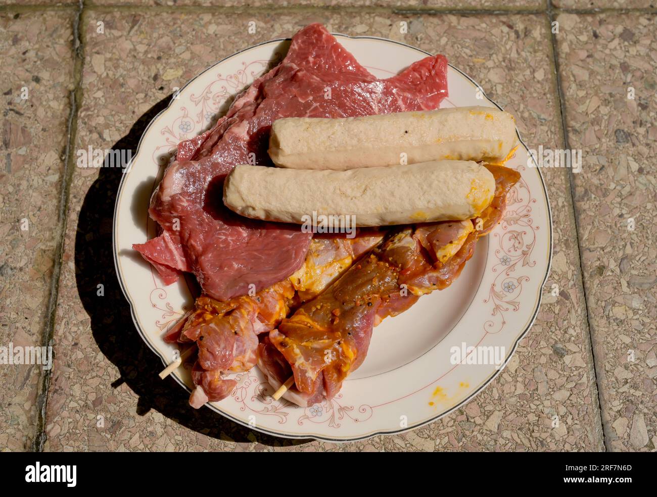 Teller mit Fleisch und Grillgut Stock Photo - Alamy