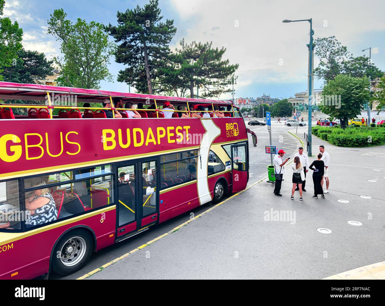 Budapest hungary red double decker hi-res stock photography and images ...