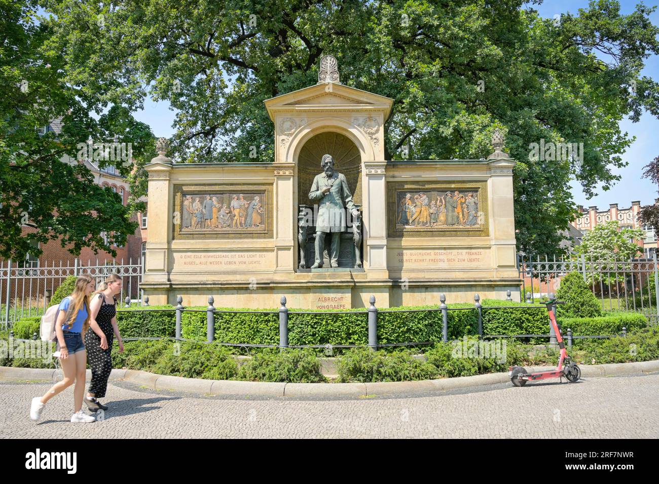 Denkmal, Albrecht von Graefe, Luisenstraße, Mitte, Berlin, Deutschland ...