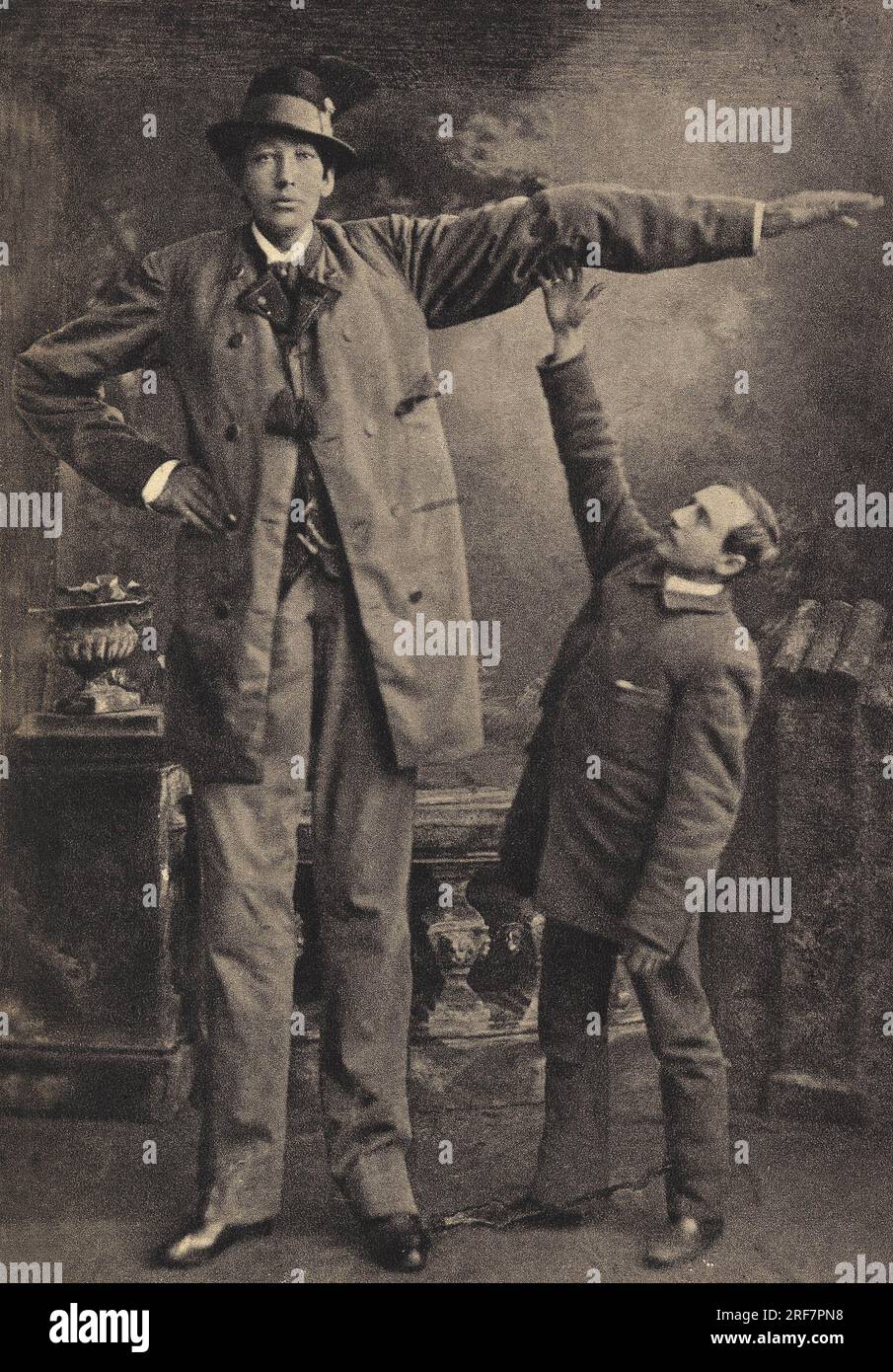 "Les Monstres", le geant . Photographie, fin 19eme siecle, Paris Stock Photo - Alamy