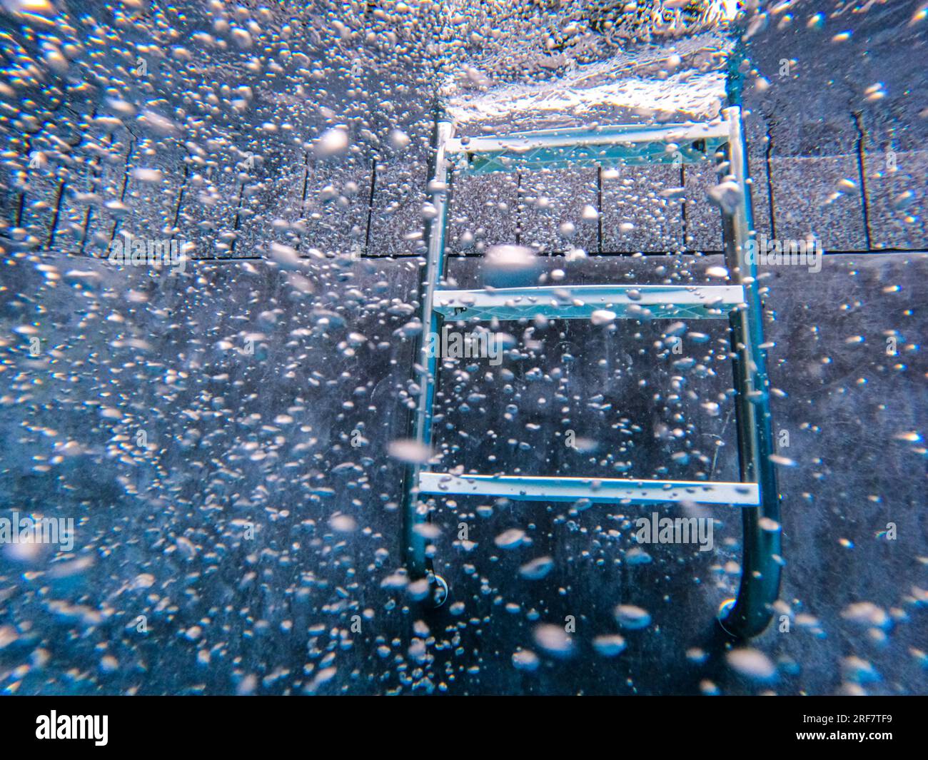 Pool ladder underwater Stock Photo - Alamy