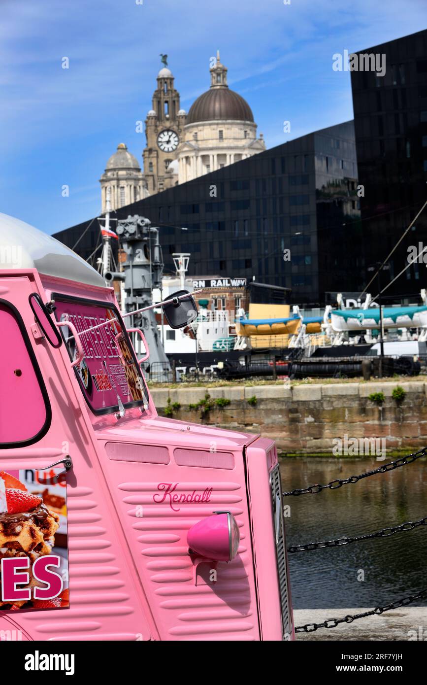 The royal liver buildings liverpool hi-res stock photography and images ...