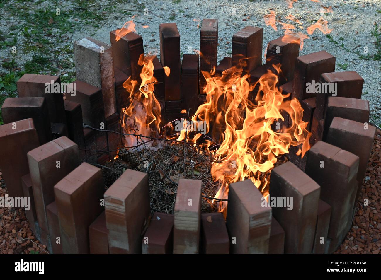 Small outdoor fire hi-res stock photography and images - Alamy