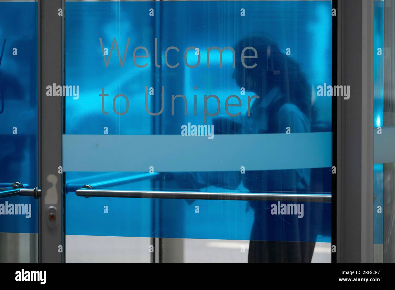 A woman walks through a revolving door of the Uniper group headquarters ...
