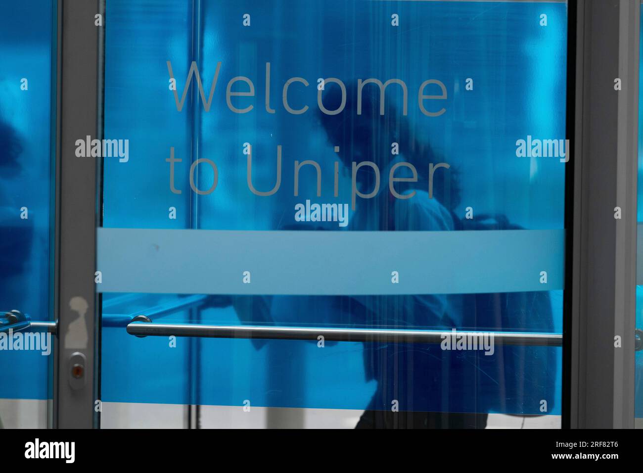 A woman walks through a revolving door of the Uniper group headquarters ...