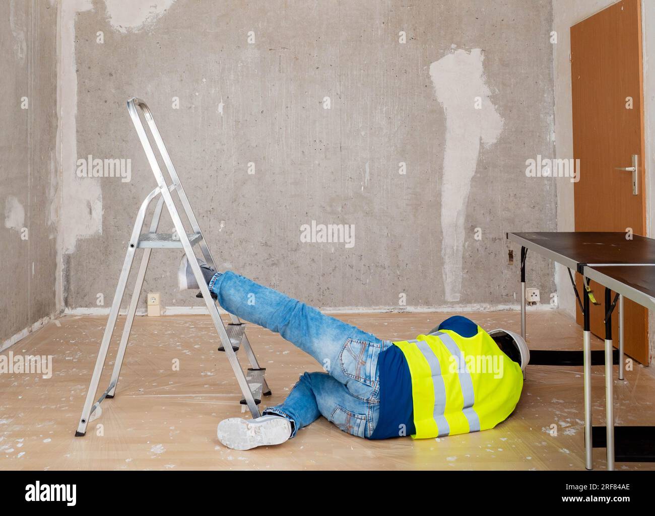 Worker falling of ladder hi-res stock photography and images - Alamy
