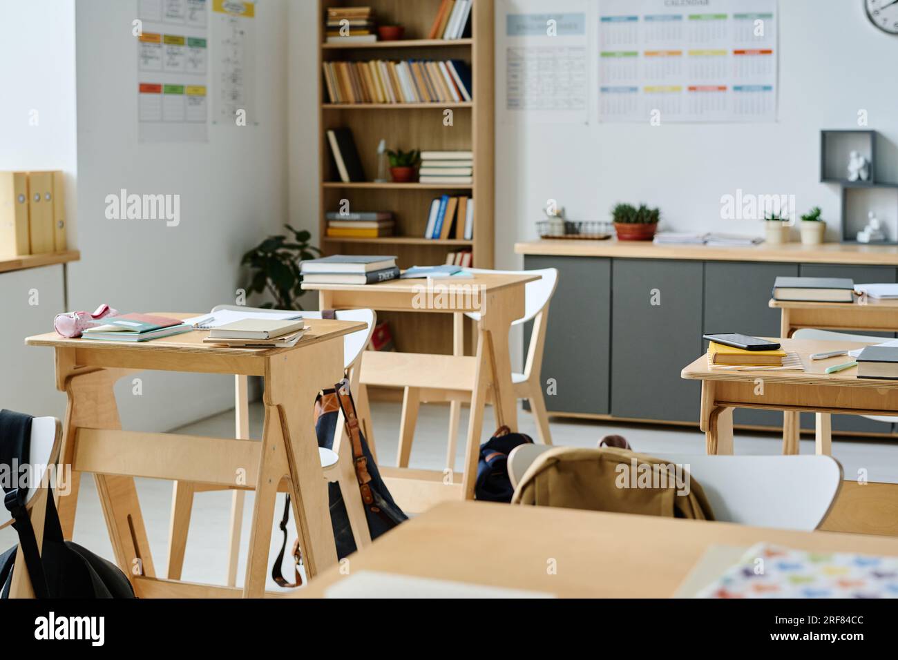 Empty class with desks in elementary school Stock Photo - Alamy