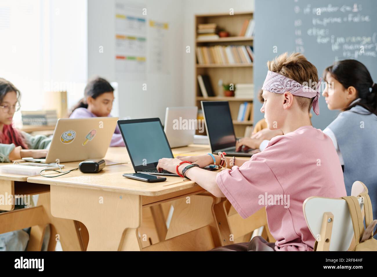 Children using computers schoolchildren hi-res stock photography and ...