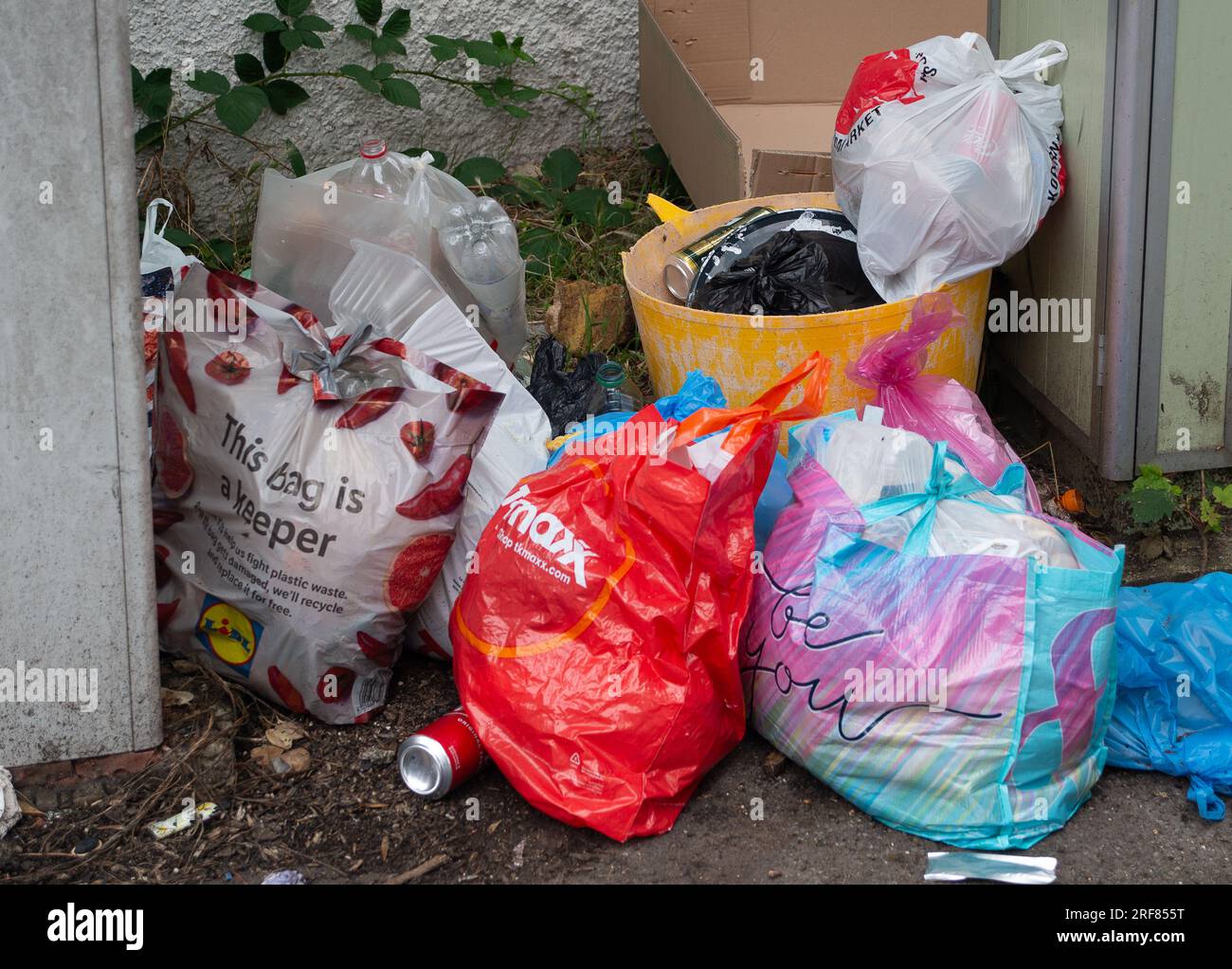 Slough, Berkshire, UK. 1st August, 2023. Overflowing bins and rubbish ...