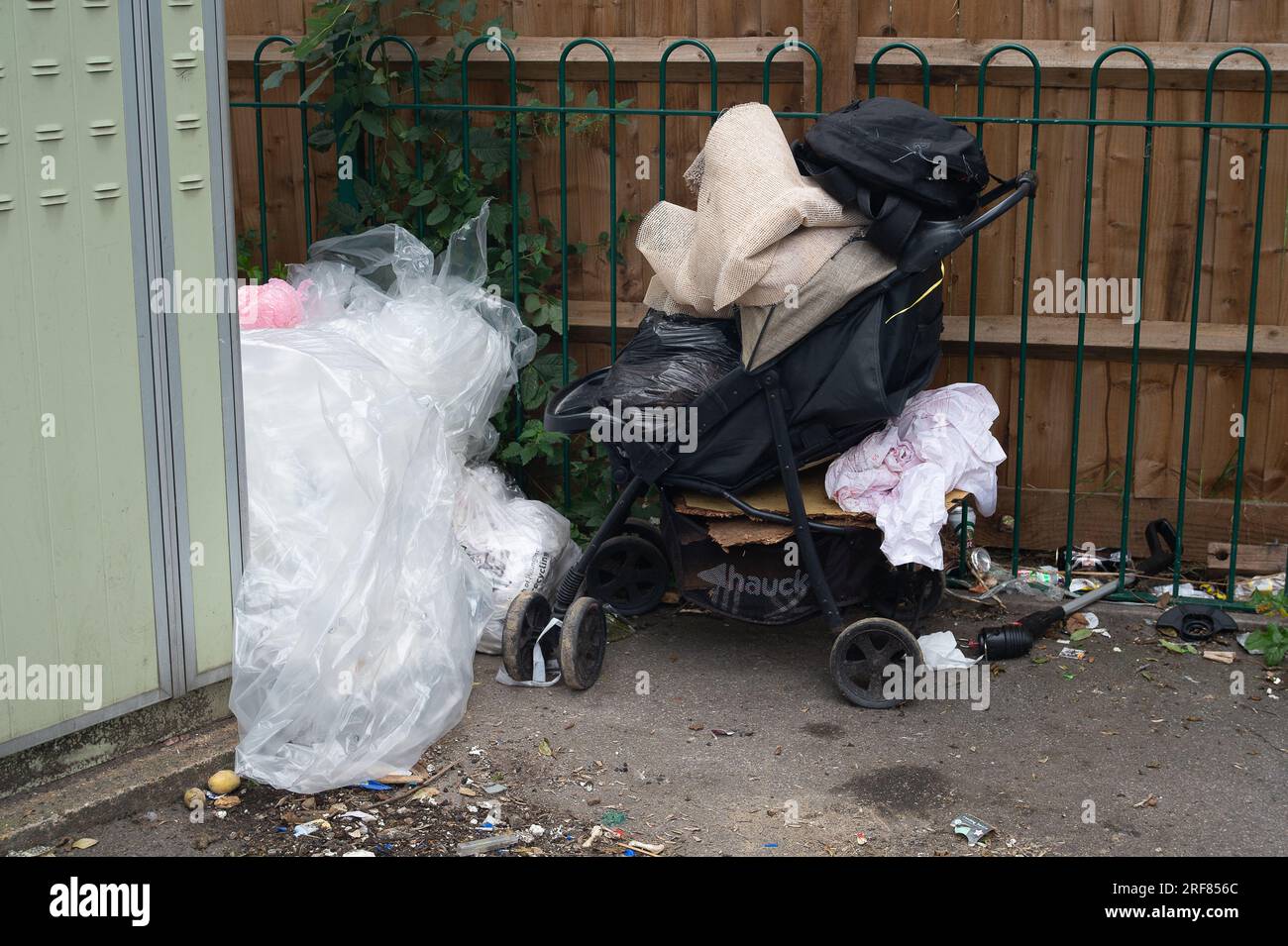 Slough, Berkshire, UK. 1st August, 2023. Overflowing bins and rubbish ...