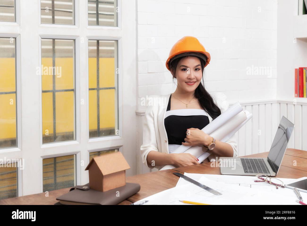 Hispanic female architect model hi-res stock photography and images - Alamy