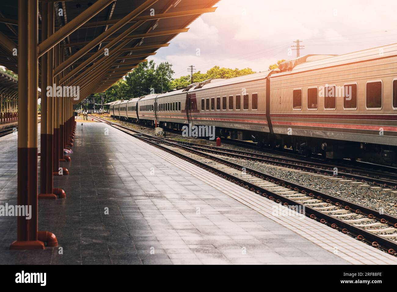 Outdoor train station platform hi-res stock photography and images - Alamy